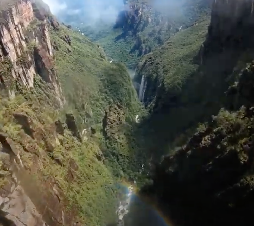 Flight to the Ahonda Canyon - Canaima National Park, World Heritage ...